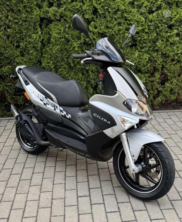 Серый Gilera Runner 2016 в Мариямполе, объемом двигателя 49.00 л и пробегом 13 тыс. км за 1550 €, фото 2 на AUTOMOTO.COM.LV