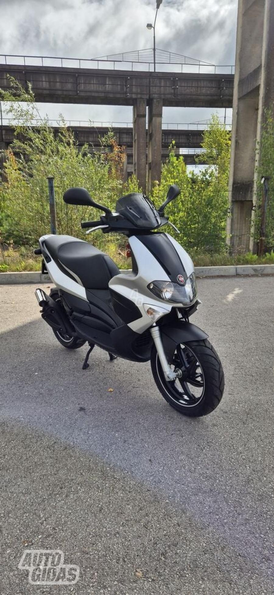 Pelēks Gilera Runner 2017 Jurbarkas, ar dzinēja tilpumu 0.05 L un nobraukumu 12 tūkst. km par 2100 €, foto 1 vietnē AUTOMOTO.COM.LV