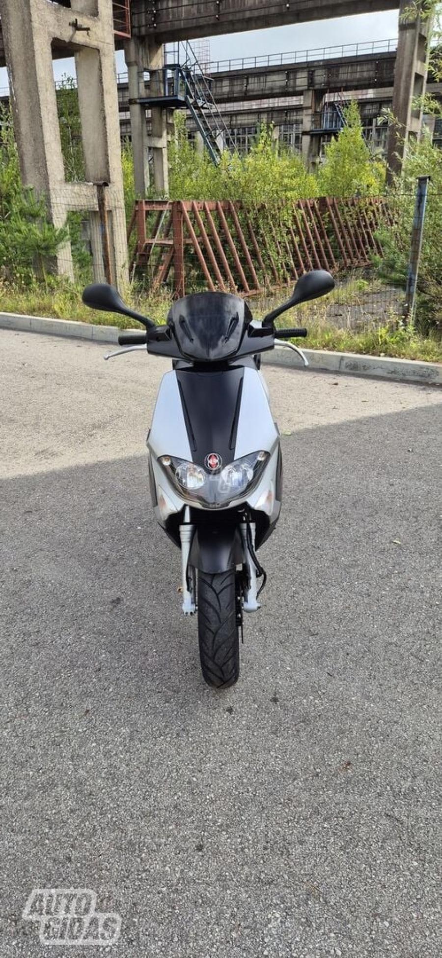 Pelēks Gilera Runner 2017 Jurbarkas, ar dzinēja tilpumu 0.05 L un nobraukumu 12 tūkst. km par 2100 €, foto 4 vietnē AUTOMOTO.COM.LV