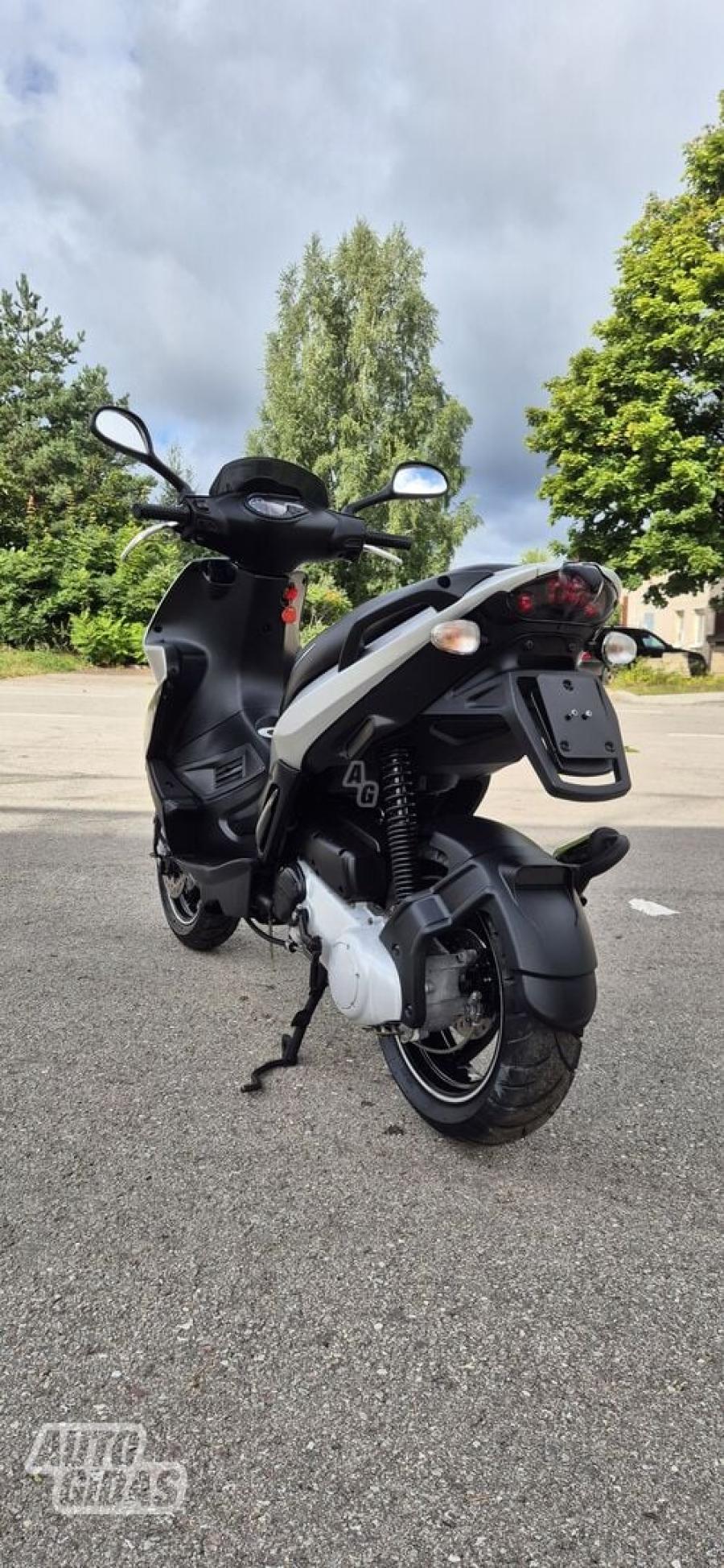 Pelēks Gilera Runner 2017 Jurbarkas, ar dzinēja tilpumu 0.05 L un nobraukumu 12 tūkst. km par 2100 €, foto 6 vietnē AUTOMOTO.COM.LV