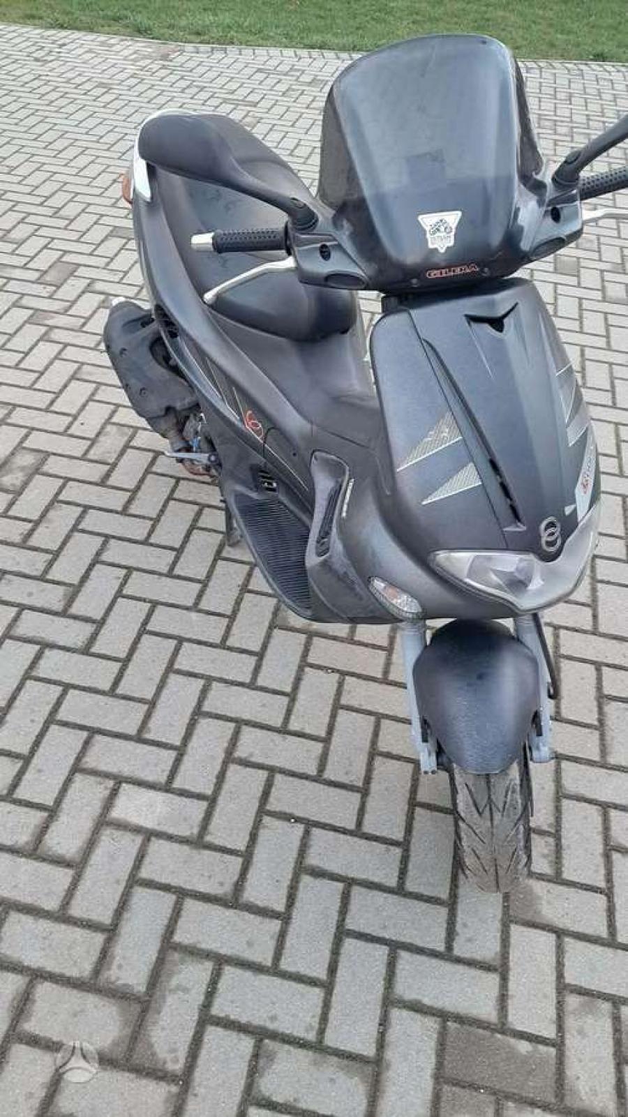 Gilera Runner 2005 Tauragė, ar dzinēja tilpumu 0.13 L un nobraukumu 22 tūkst. km par 790 €, foto 3 vietnē AUTOMOTO.COM.LV