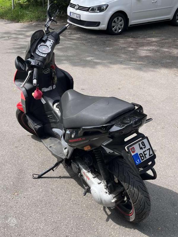 Gilera Runner 2009 in Kaunas, with an engine capacity of 50.00 L and mileage of 22 thousand km for 1499 €, photo 7 on AUTOMOTO.COM.LV