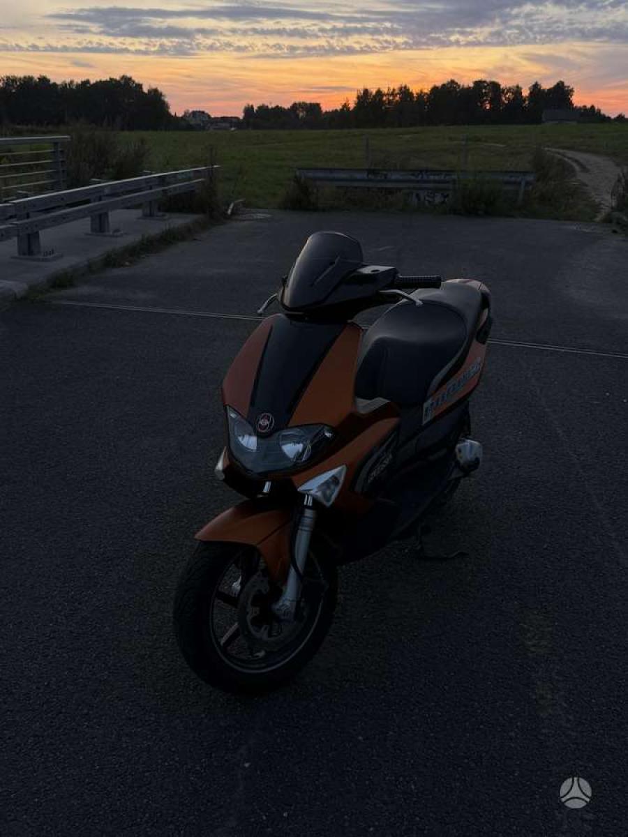 Oranžs Gilera Runner 2013 Viļņa, ar dzinēja tilpumu 49.00 L un nobraukumu 15 tūkst. km par 1550 €, foto 6 vietnē AUTOMOTO.COM.LV