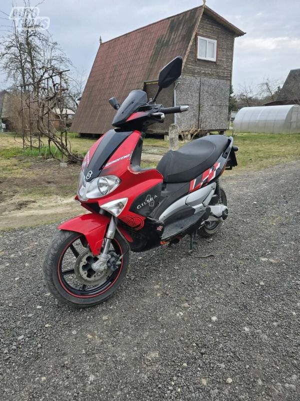 Sarkans Gilera Runner 2007 Panevēža, ar dzinēja tilpumu 0.05 L un nobraukumu 16 tūkst. km par 1050 €, foto 1 vietnē AUTOMOTO.COM.LV