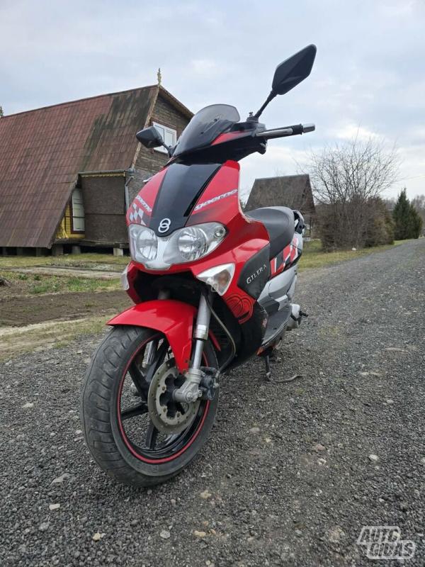 Sarkans Gilera Runner 2007 Panevēža, ar dzinēja tilpumu 0.05 L un nobraukumu 16 tūkst. km par 1050 €, foto 2 vietnē AUTOMOTO.COM.LV