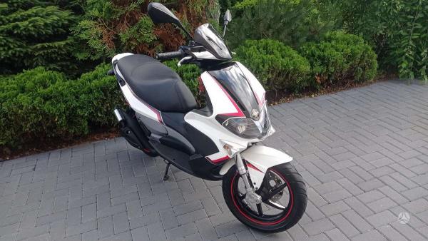 Balts Gilera Runner 2014 Vievis, ar dzinēja tilpumu 49.00 L un nobraukumu 14 tūkst. km par 1250 €, foto 1 vietnē AUTOMOTO.COM.LV