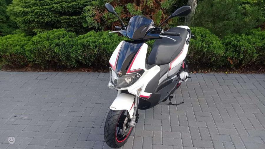 Белый Gilera Runner 2014 в Вевис, объемом двигателя 49.00 л и пробегом 14 тыс. км за 1250 €, фото 6 на AUTOMOTO.COM.LV