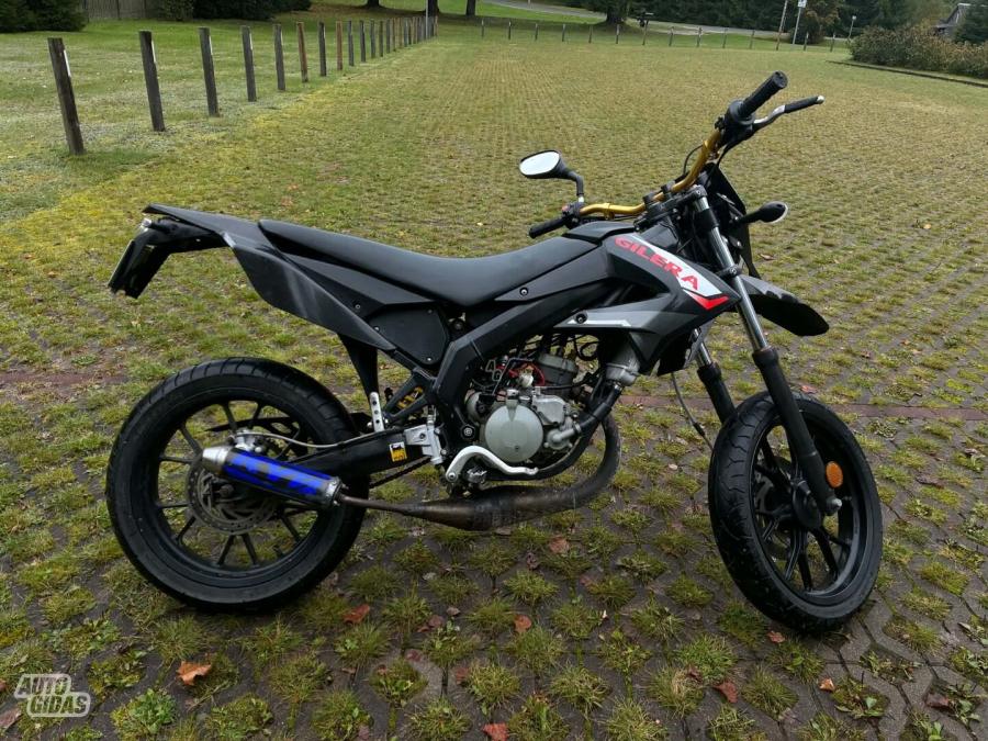 Black Gilera SMT 2011 in Anyksciai, with an engine capacity of 0.05 L and mileage of 26 thousand km for 1250 €, photo 1 on AUTOMOTO.COM.LV