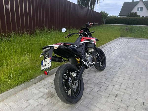Black Gilera SMT 2019 in Vilkaviskis, with an engine capacity of 50.00 L and mileage of 17 thousand km for 1900 €, photo 3 on AUTOMOTO.COM.LV