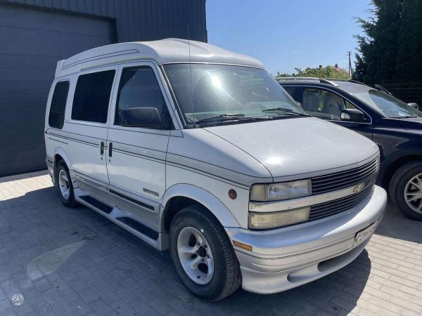 White GMC Safari 1995 in Klaipeda, with an engine capacity of 4.30 L and mileage of 100 thousand km for 7500 €, photo 1 on AUTOMOTO.COM.LV