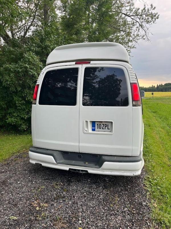 Balts GMC Savana 1997 Tallina, ar dzinēja tilpumu 5.70 L un nobraukumu 255 tūkst. km par 13900 €, foto 5 vietnē AUTOMOTO.COM.LV