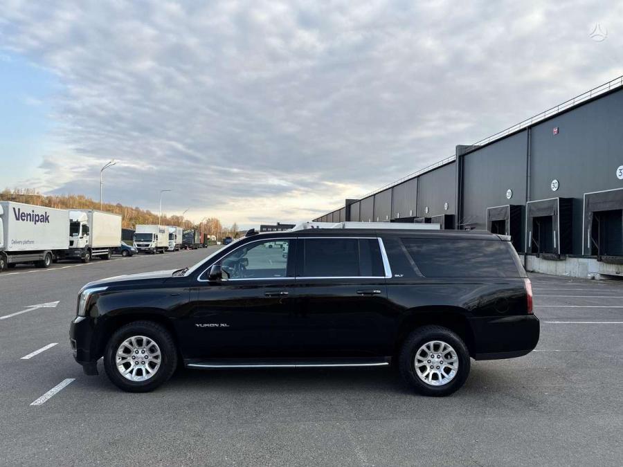 Black GMC Yukon 2017 in Vilnius, with an engine capacity of 5.30 L and mileage of 265 thousand km for 19900 €, photo 6 on AUTOMOTO.COM.LV