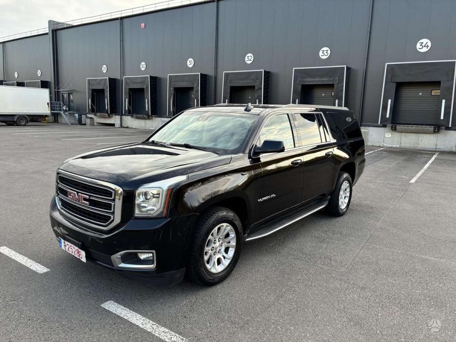 Black GMC Yukon 2017 in Vilnius, with an engine capacity of 5.30 L and mileage of 265 thousand km for 19900 €, photo 8 on AUTOMOTO.COM.LV