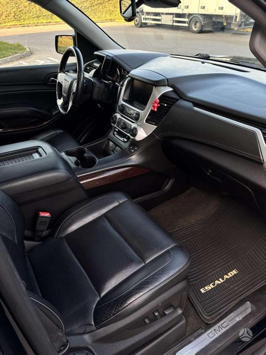 Black GMC Yukon 2017 in Vilnius, with an engine capacity of 5.30 L and mileage of 265 thousand km for 19900 €, photo 13 on AUTOMOTO.COM.LV