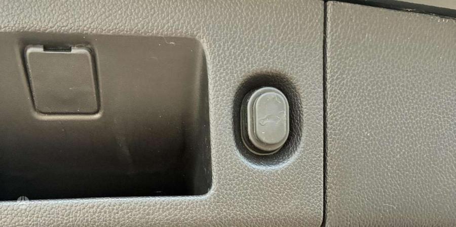 Black GMC Yukon 2017 in Vilnius, with an engine capacity of 5.30 L and mileage of 265 thousand km for 19900 €, photo 29 on AUTOMOTO.COM.LV