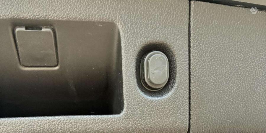 Melns GMC Yukon 2017 Viļņa, ar dzinēja tilpumu 5.30 L un nobraukumu 265 tūkst. km par 18000 €, foto 24 vietnē AUTOMOTO.COM.LV