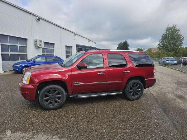 Red GMC Yukon 2013 in Vilnius, with an engine capacity of 6.20 L and mileage of 334 thousand km for 9900 €, photo 1 on AUTOMOTO.COM.LV