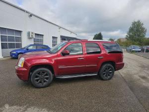 Red GMC Yukon 2013 in Vilnius, with an engine capacity of 6.20 L and mileage of 334 thousand km for 9900 €, photo 1 on AUTOMOTO.COM.LV
