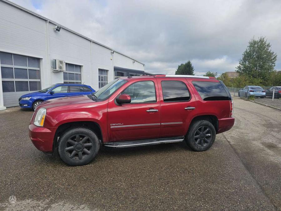 Red GMC Yukon 2013 in Vilnius, with an engine capacity of 6.20 L and mileage of 334 thousand km for 9900 €, photo 1 on AUTOMOTO.COM.LV
