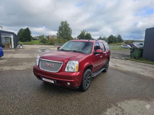 Red GMC Yukon 2013 in Vilnius, with an engine capacity of 6.20 L and mileage of 334 thousand km for 9900 €, photo 3 on AUTOMOTO.COM.LV