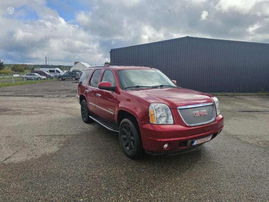 Red GMC Yukon 2013 in Vilnius, with an engine capacity of 6.20 L and mileage of 334 thousand km for 9900 €, photo 4 on AUTOMOTO.COM.LV