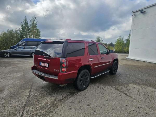 Red GMC Yukon 2013 in Vilnius, with an engine capacity of 6.20 L and mileage of 334 thousand km for 9900 €, photo 5 on AUTOMOTO.COM.LV