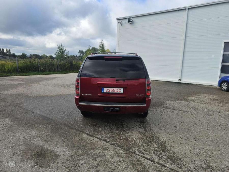 Red GMC Yukon 2013 in Vilnius, with an engine capacity of 6.20 L and mileage of 334 thousand km for 9900 €, photo 6 on AUTOMOTO.COM.LV
