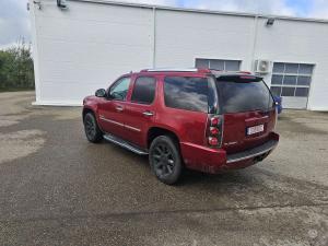 Red GMC Yukon 2013 in Vilnius, with an engine capacity of 6.20 L and mileage of 334 thousand km for 9900 €, photo 7 on AUTOMOTO.COM.LV