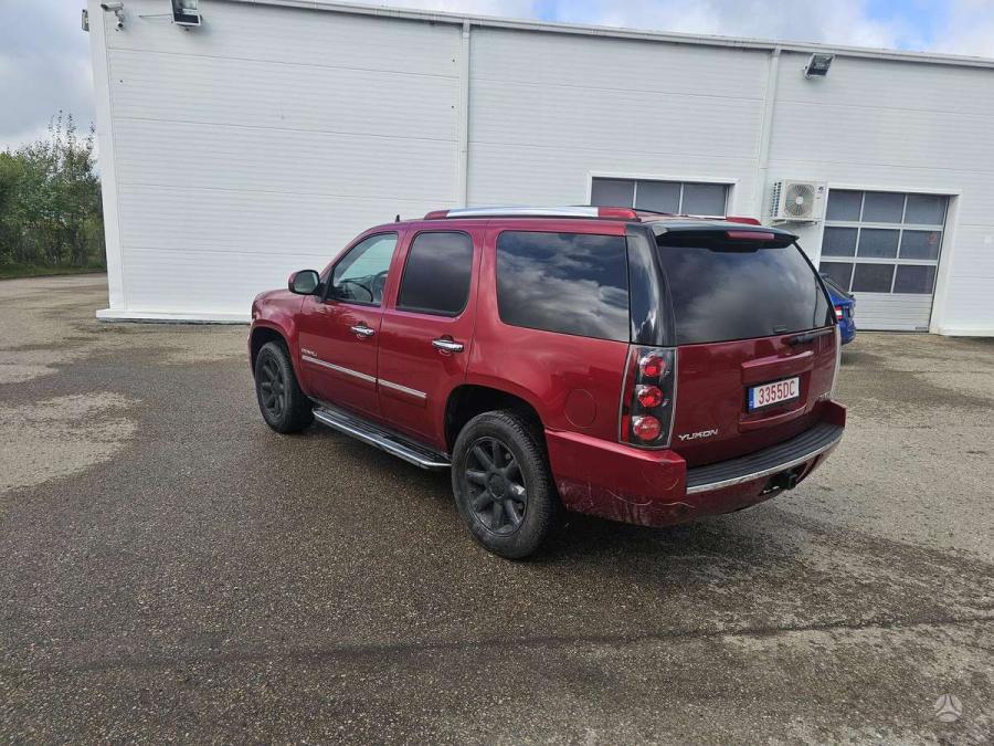 Red GMC Yukon 2013 in Vilnius, with an engine capacity of 6.20 L and mileage of 334 thousand km for 9900 €, photo 7 on AUTOMOTO.COM.LV