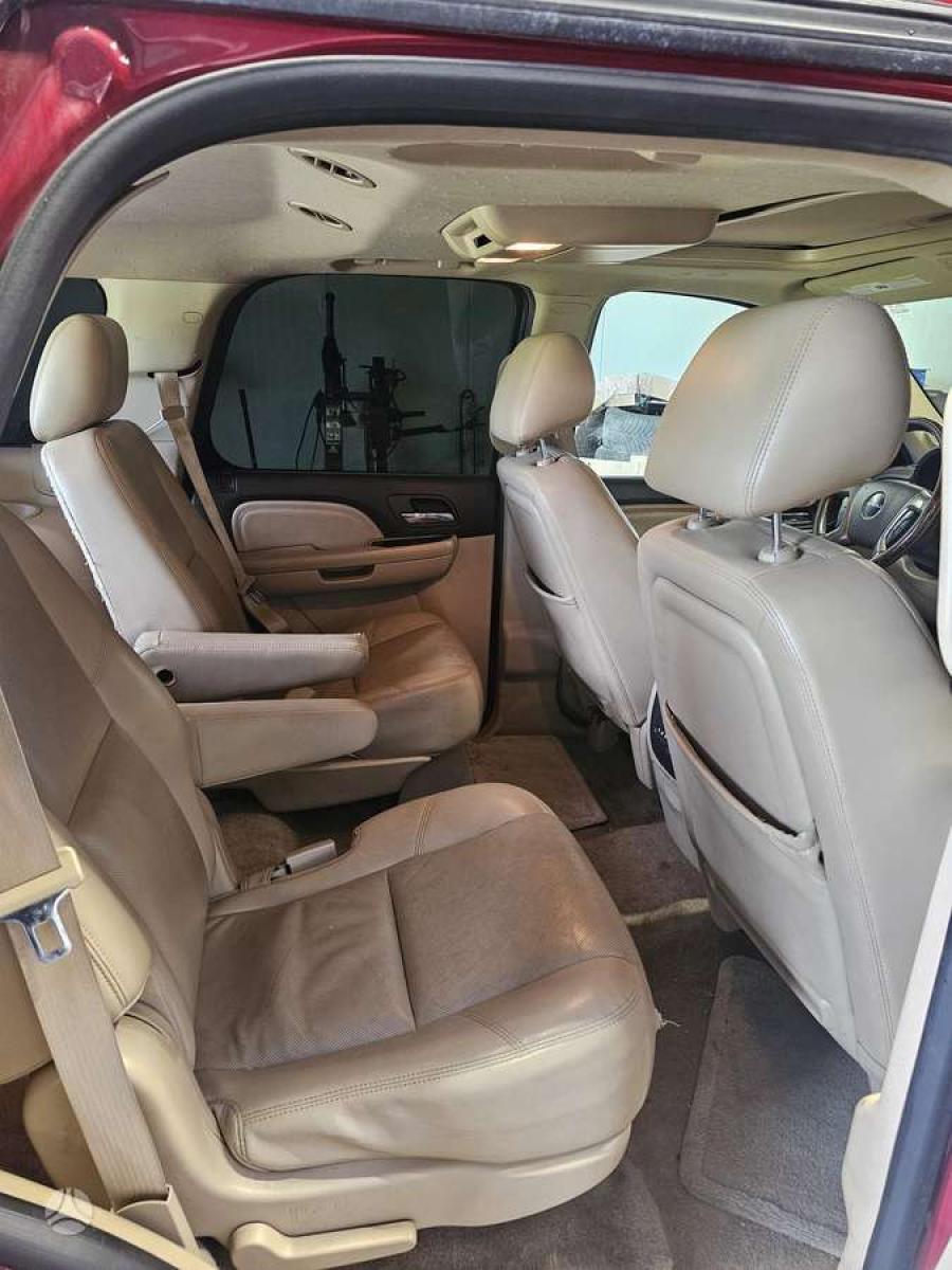 Red GMC Yukon 2013 in Vilnius, with an engine capacity of 6.20 L and mileage of 334 thousand km for 9900 €, photo 9 on AUTOMOTO.COM.LV