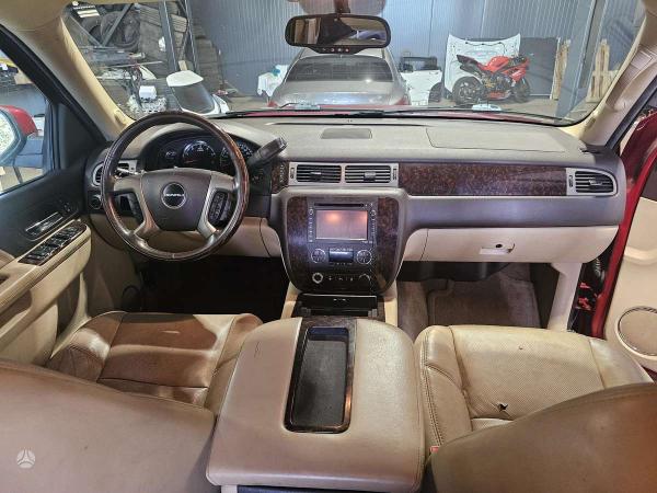 Red GMC Yukon 2013 in Vilnius, with an engine capacity of 6.20 L and mileage of 334 thousand km for 9900 €, photo 11 on AUTOMOTO.COM.LV