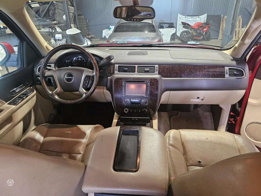 Red GMC Yukon 2013 in Vilnius, with an engine capacity of 6.20 L and mileage of 334 thousand km for 9900 €, photo 11 on AUTOMOTO.COM.LV