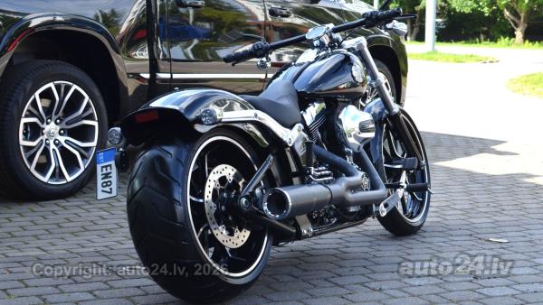 Black Harley-Davidson Breakout 2016 in Tallinn, with an engine capacity of 1.69 L and mileage of 8 thousand km for 15400 €, photo 4 on AUTOMOTO.COM.LV