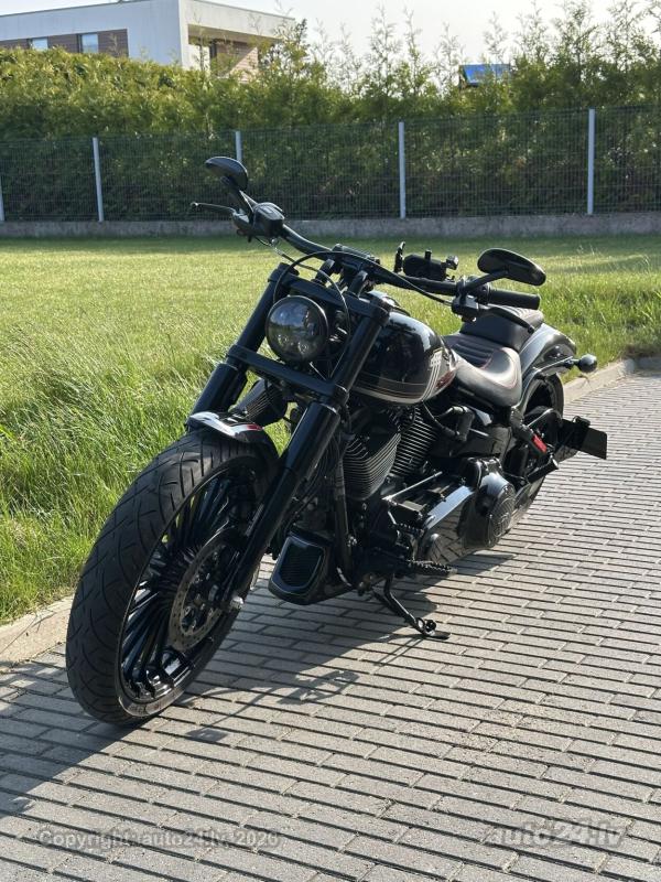 Black Harley-Davidson Breakout 2017 in Tallinn, with an engine capacity of 1.69 L and mileage of 21 thousand km for 20500 €, photo 4 on AUTOMOTO.COM.LV