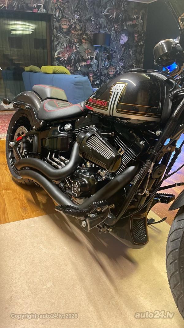 Black Harley-Davidson Breakout 2017 in Tallinn, with an engine capacity of 1.69 L and mileage of 21 thousand km for 20500 €, photo 8 on AUTOMOTO.COM.LV