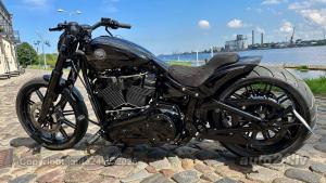 Melns Harley-Davidson Breakout 2018 Rīga, ar dzinēja tilpumu 1.92 L un nobraukumu 9 tūkst. km par 23500 €, foto  vietnē AUTOMOTO.COM.LV