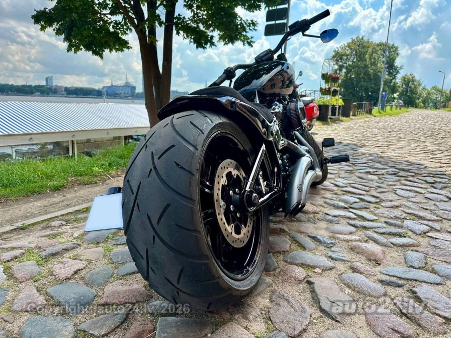 Melns Harley-Davidson Breakout 2018 Rīga, ar dzinēja tilpumu 1.92 L un nobraukumu 9 tūkst. km par 23500 €, foto 5 vietnē AUTOMOTO.COM.LV