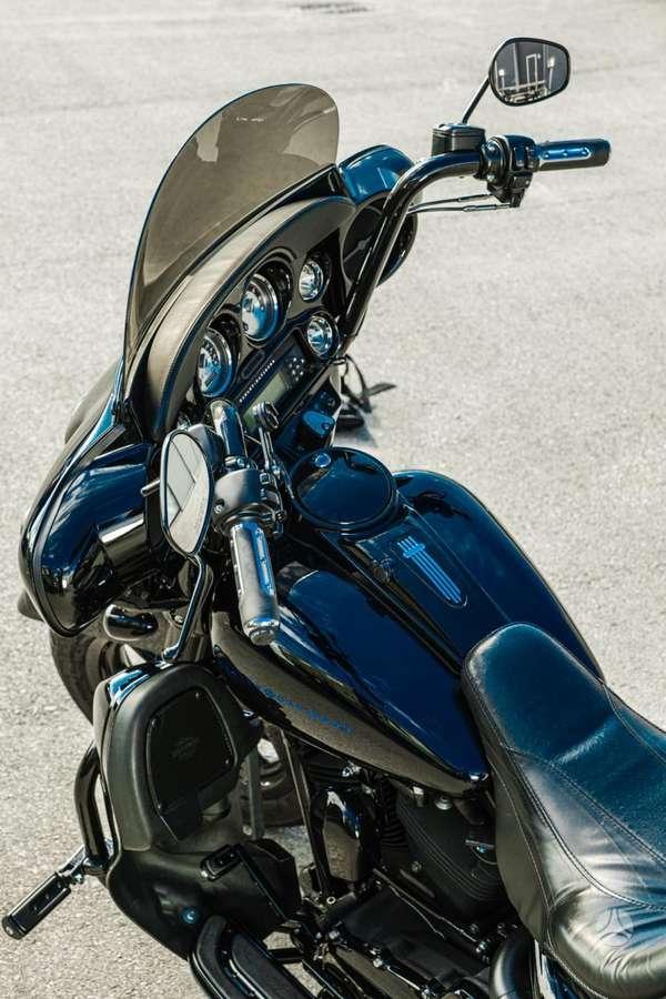 Black Harley-Davidson CVO 2007 in Klaipeda, with an engine capacity of 1.80 L and mileage of 31 thousand km for 14000 €, photo 3 on AUTOMOTO.COM.LV