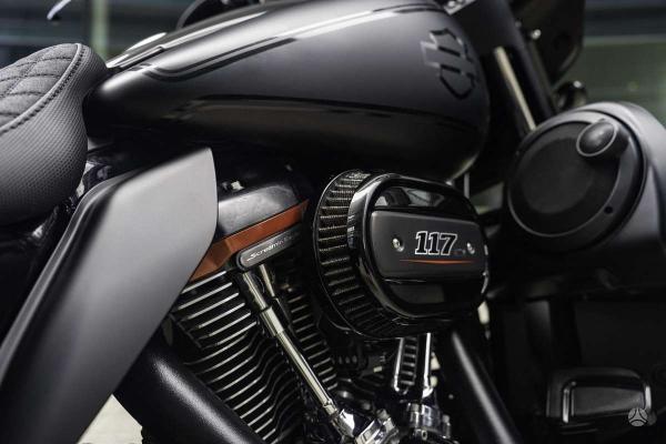 Black Harley-Davidson CVO 2018 in Vilnius, with an engine capacity of 1.92 L and mileage of 35 thousand km for 21200 €, photo 11 on AUTOMOTO.COM.LV