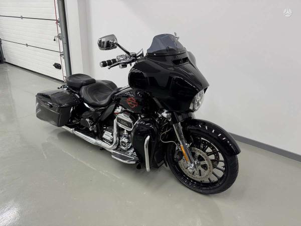 Melns Harley-Davidson CVO 2018 Kauņa, ar dzinēja tilpumu 1.92 L un nobraukumu 37 tūkst. km par 17600 €, foto 2 vietnē AUTOMOTO.COM.LV