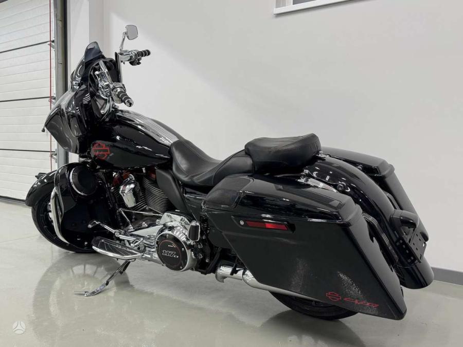 Black Harley-Davidson CVO 2018 in Kaunas, with an engine capacity of 1.92 L and mileage of 37 thousand km for 17600 €, photo 4 on AUTOMOTO.COM.LV