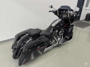 Black Harley-Davidson CVO 2018 in Kaunas, with an engine capacity of 1.92 L and mileage of 37 thousand km for 17600 €, photo 5 on AUTOMOTO.COM.LV