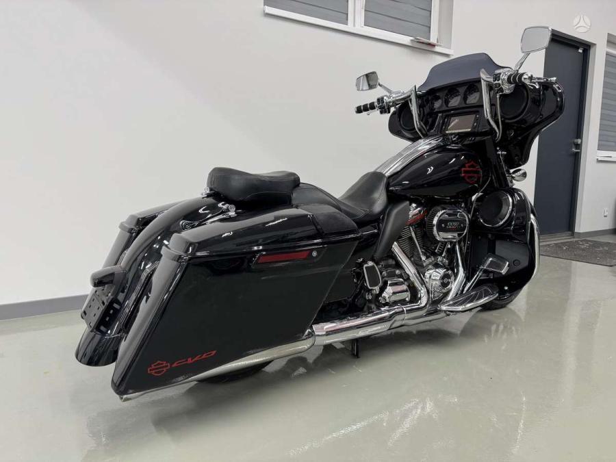 Black Harley-Davidson CVO 2018 in Kaunas, with an engine capacity of 1.92 L and mileage of 37 thousand km for 17600 €, photo 6 on AUTOMOTO.COM.LV