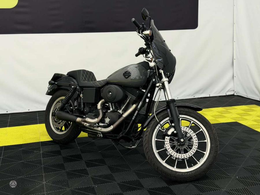 Black Harley-Davidson Dyna Street Bob 2004 in Vilnius, with an engine capacity of 1.45 L and mileage of 48 thousand km for 8900 €, photo 3 on AUTOMOTO.COM.LV