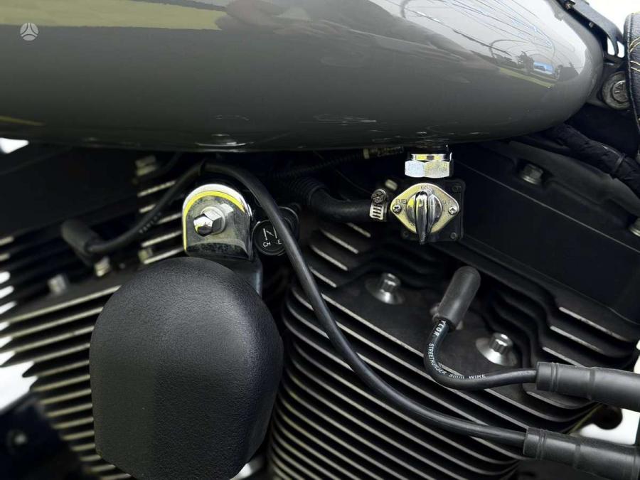 Black Harley-Davidson Dyna Street Bob 2004 in Vilnius, with an engine capacity of 1.45 L and mileage of 48 thousand km for 8900 €, photo 8 on AUTOMOTO.COM.LV