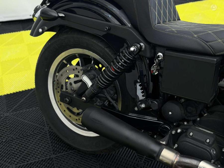Black Harley-Davidson Dyna Street Bob 2004 in Vilnius, with an engine capacity of 1.45 L and mileage of 48 thousand km for 8900 €, photo 13 on AUTOMOTO.COM.LV