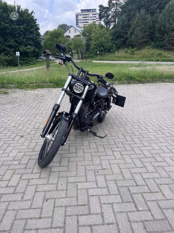 Black Harley-Davidson Dyna Street Bob 2012 in Vilnius, with an engine capacity of 1.69 L and mileage of 19 thousand km for 9500 €, photo 2 on AUTOMOTO.COM.LV