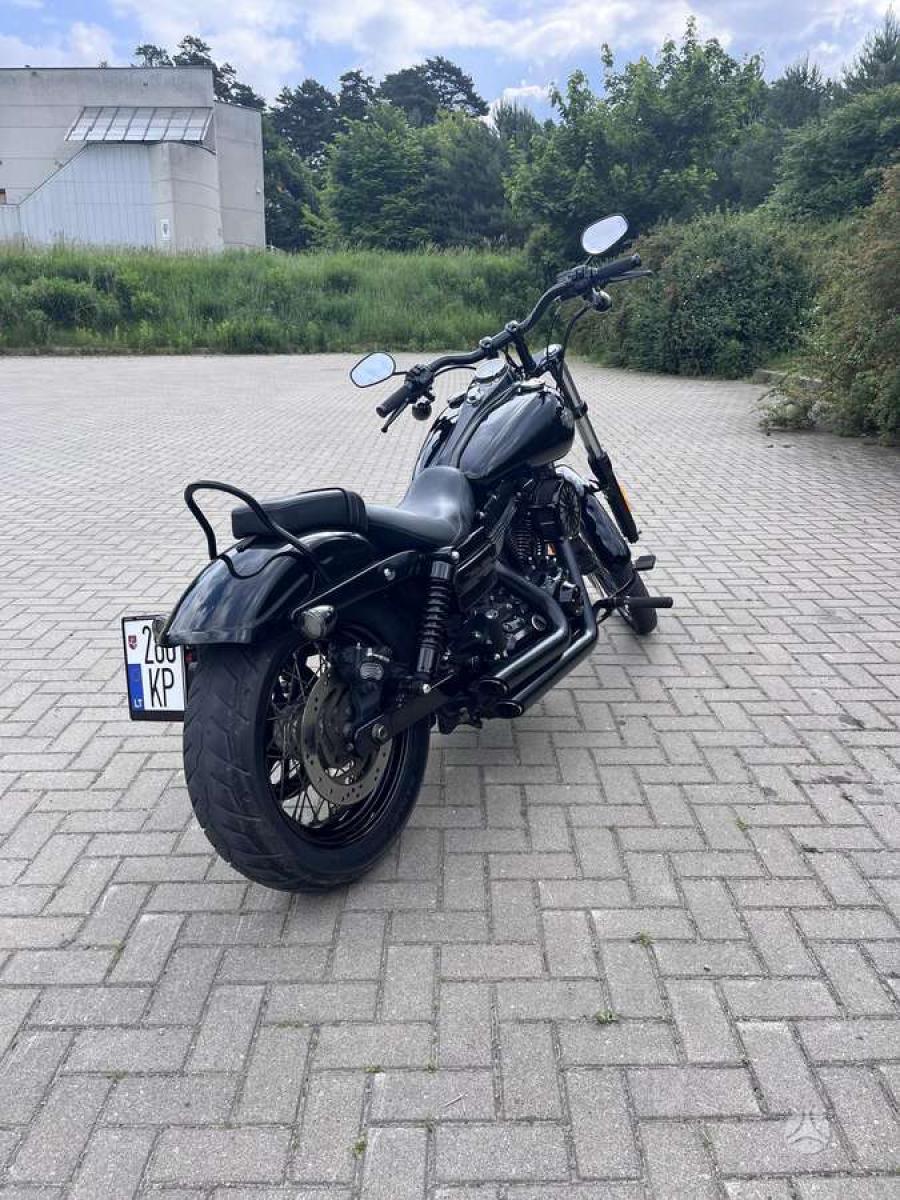 Black Harley-Davidson Dyna Street Bob 2012 in Vilnius, with an engine capacity of 1.69 L and mileage of 19 thousand km for 9500 €, photo 5 on AUTOMOTO.COM.LV
