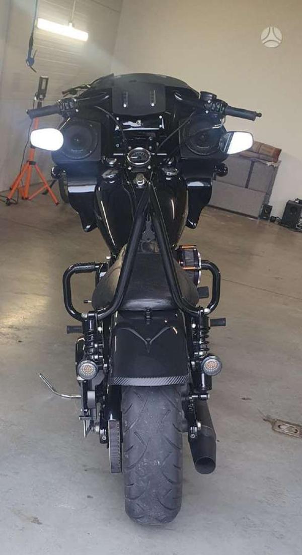 Black Harley-Davidson Dyna Street Bob 2016 in Kaunas, with an engine capacity of 1.70 L and mileage of 30 thousand km for 8900 €, photo 4 on AUTOMOTO.COM.LV
