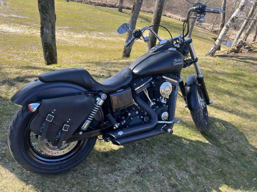 Черный Харли-Девидсон Dyna Street Bob 2016 в Таураге, объемом двигателя 1.69 л и пробегом 15 тыс. км за 7499 €, фото 1 на AUTOMOTO.COM.LV